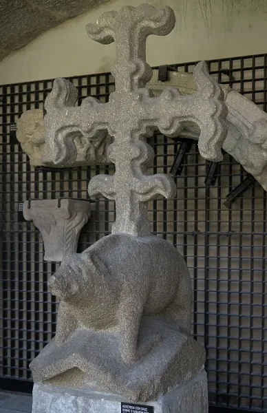 Acroterion with fleury cross on wild boar of Andrade