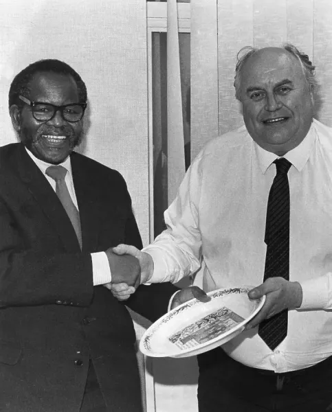 Jigsaw Puzzle of Oliver Tambo and Norman Willis shaking hands