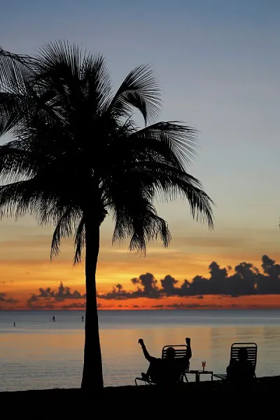 Ein verabschiedeter Mann sitzt auf einem Stuhl am Unsere schönen ...