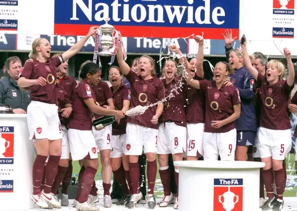 Faye White lifts the FA Cup Trophy for the Arsenal Ladies
