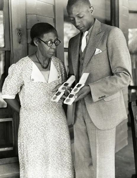 Jesse Owens zeigt seiner Mutter die Medaillen Unsere schönen Wandkunst ...
