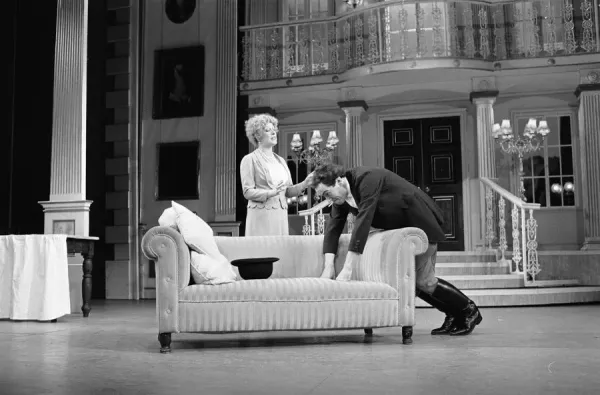 Schauspieler Robert Lindsay im Stück als Bill Snibson