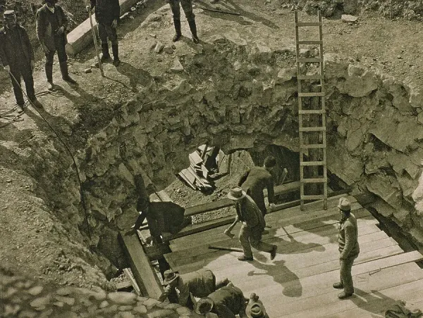 World War I: clearing of debris from a gallery Europe