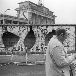 Cold War era (Berlin Wall, Historic) Collection Our beautiful Wall Art ...
